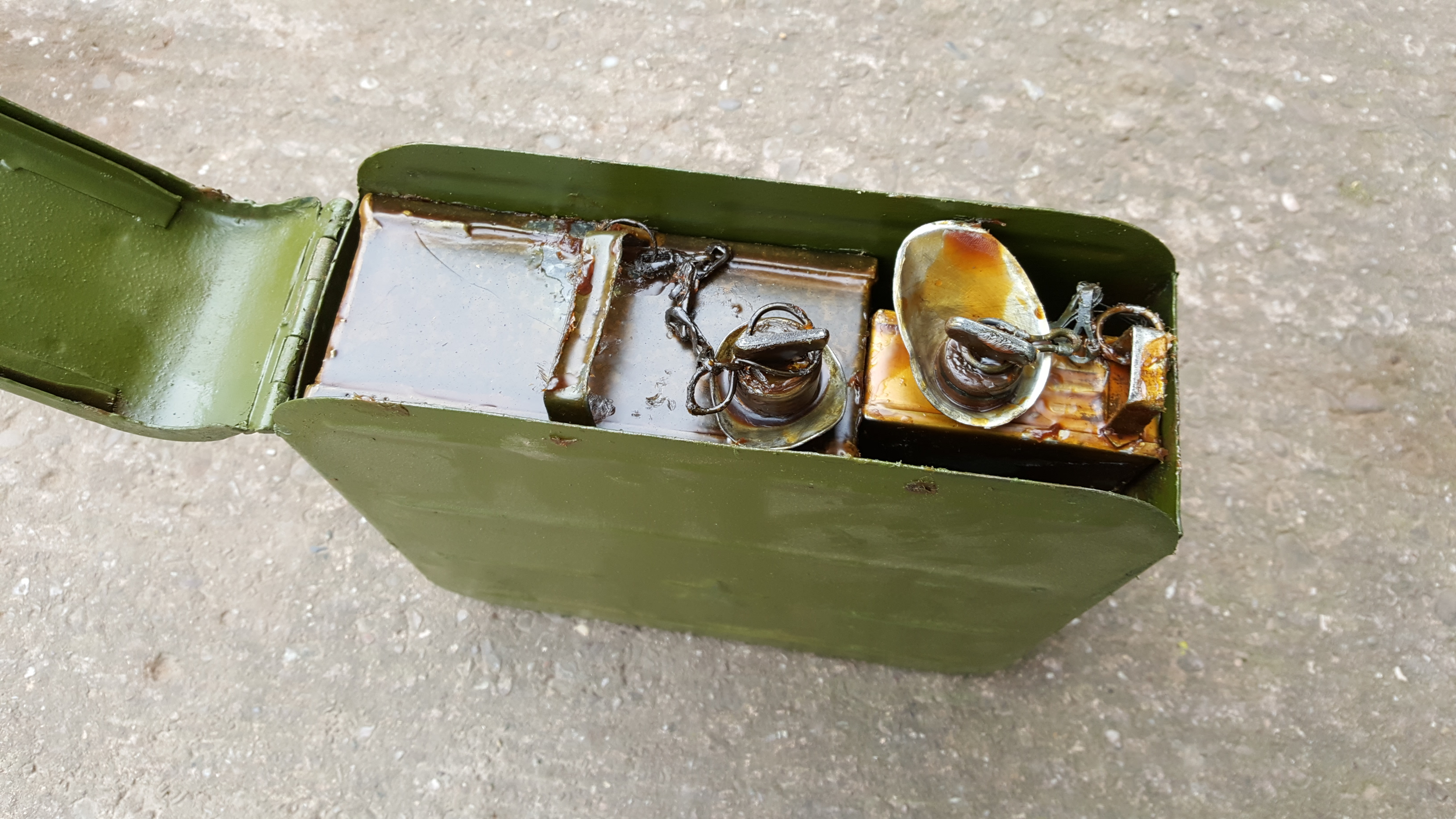 Russian Maxim Oil cans in tin - Saracen Exports